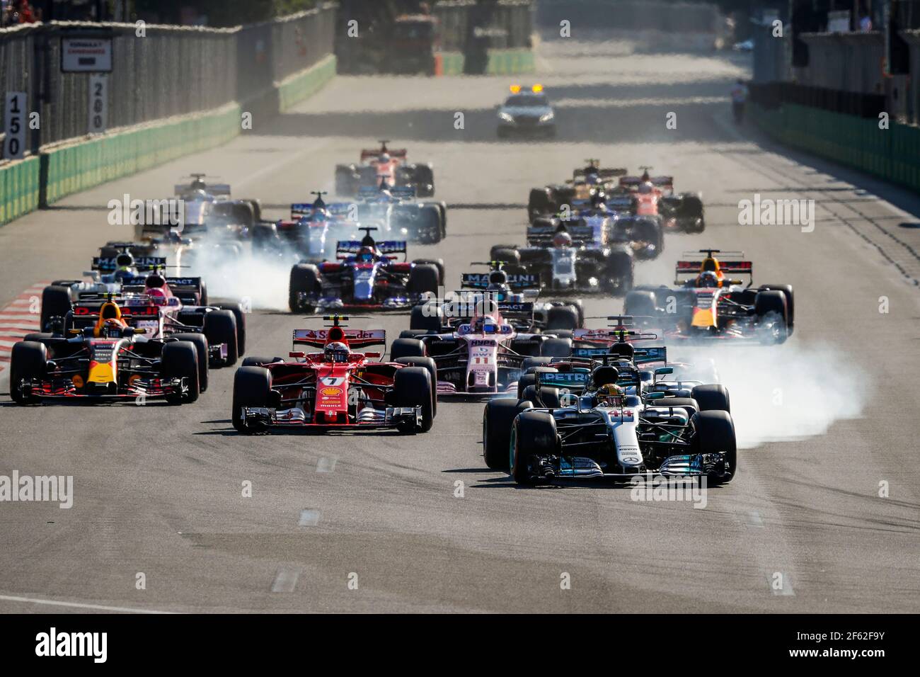 2017 azerbaijan gp start hi-res stock photography and images - Alamy