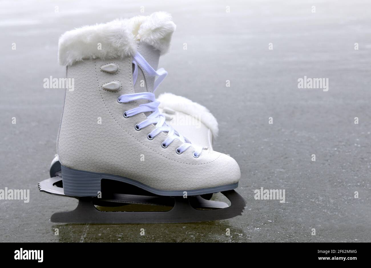 Elegant ice skating hi-res stock photography and images - Alamy