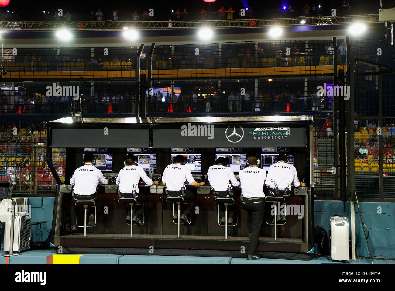 F1 engineers hi-res stock photography and images - Alamy
