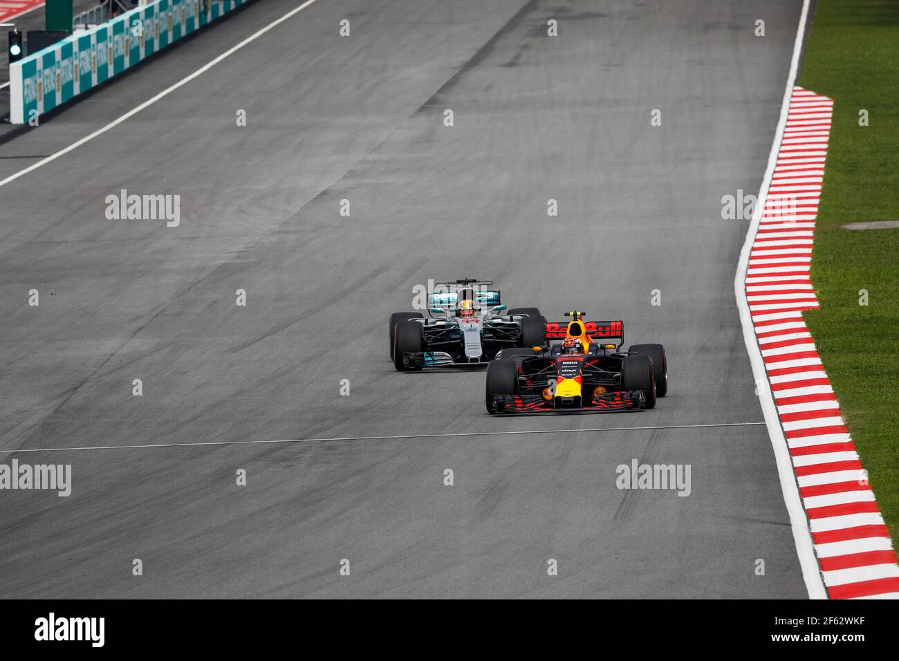 Race formula 1 overtaking hi-res stock photography and images - Alamy