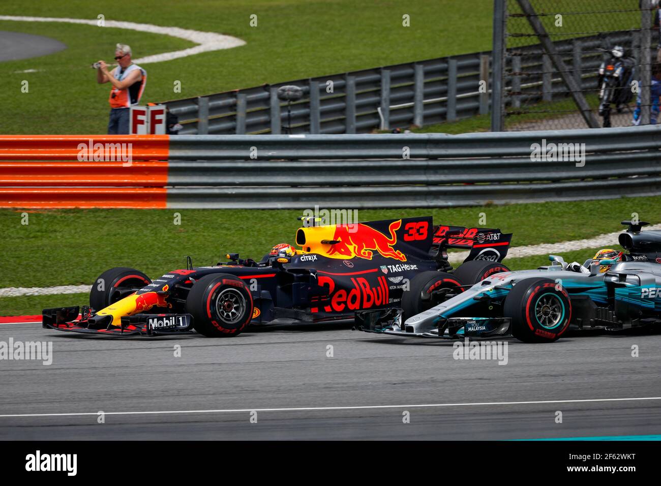 Race formula 1 overtaking hi-res stock photography and images - Alamy