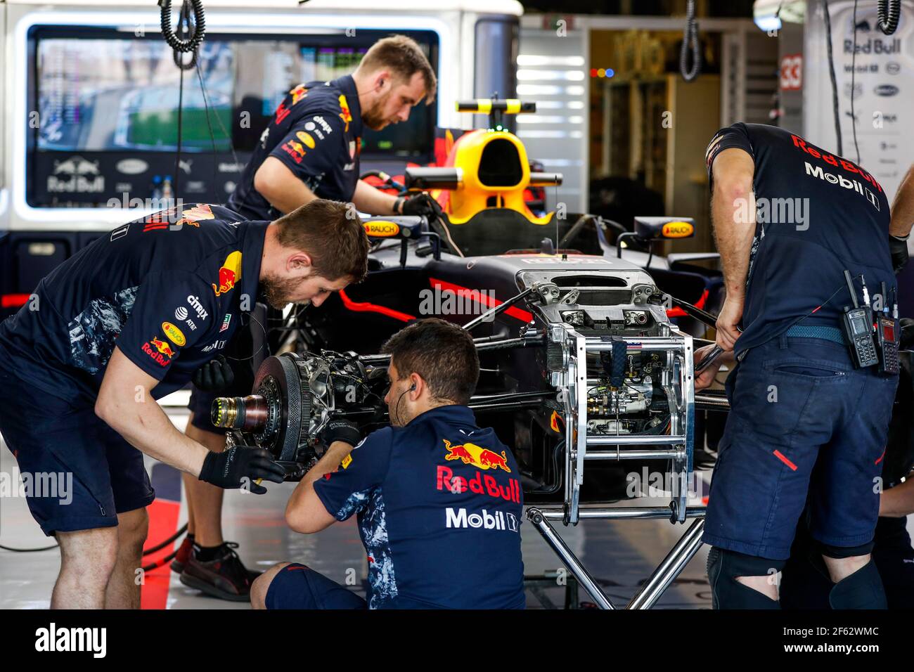 Red bull f1 mechanics hi-res stock photography and images - Alamy