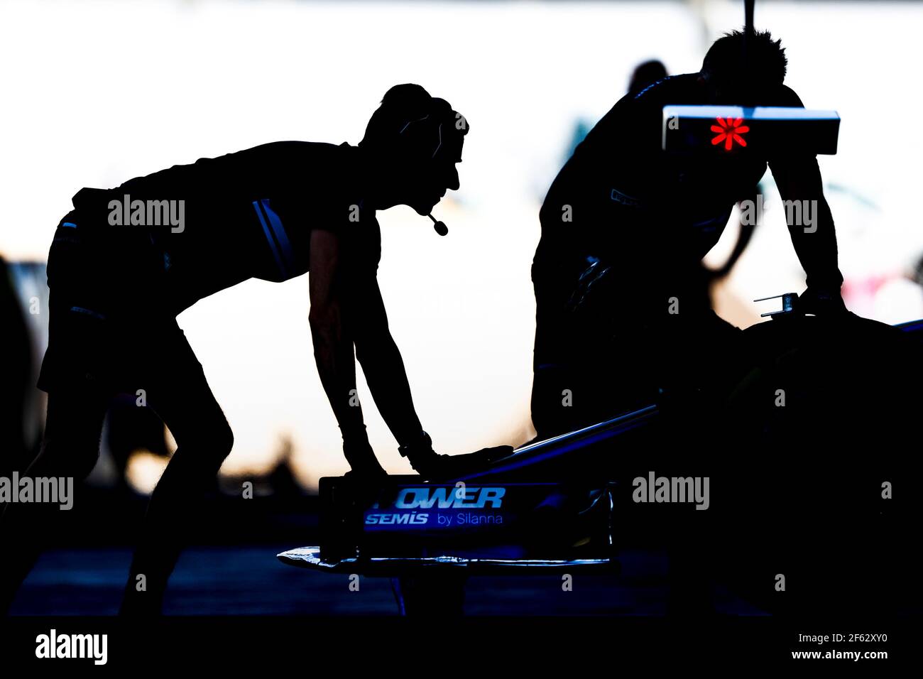 F1 Mechanic High Resolution Stock Photography and Images - Alamy