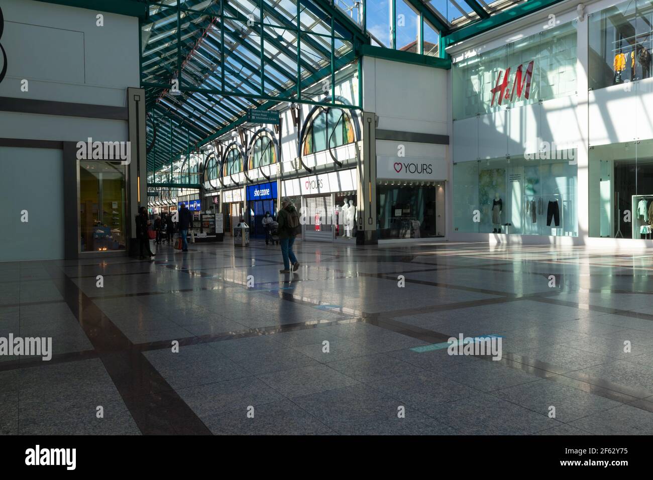 Empty mall hi-res stock photography and images - Alamy