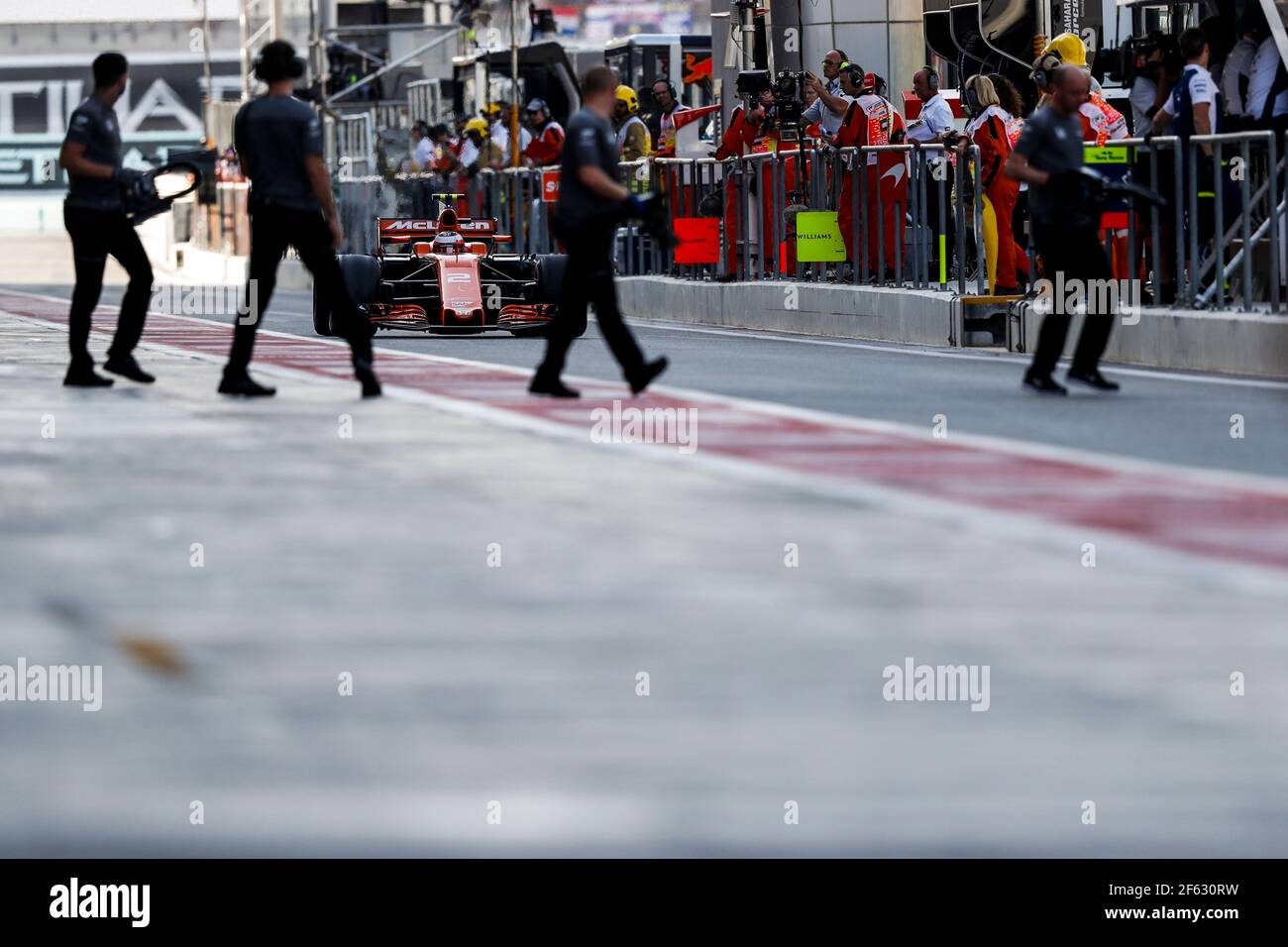 VANDOORNE Stoffel (bel) McLaren Honda MCL32, ambiance pitlane during ...