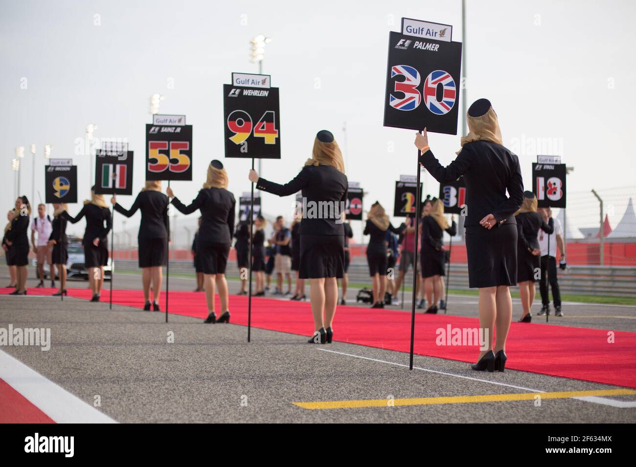 Grid girl f1 hi-res stock photography and images - Alamy