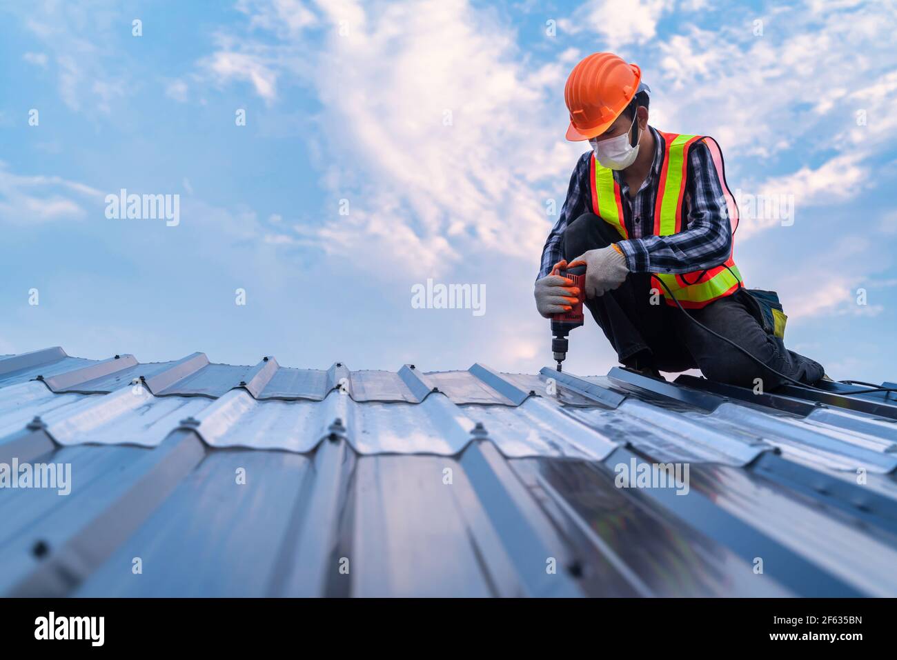 Installing industrial steel roof hi-res stock photography and images ...