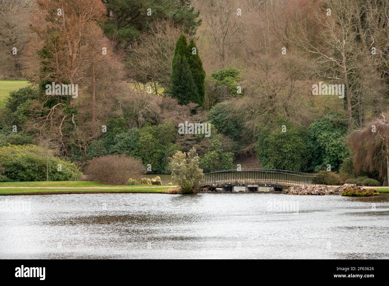 Shallow bridge by a lake in Sheffield Park, Sussex Stock Photo - Alamy