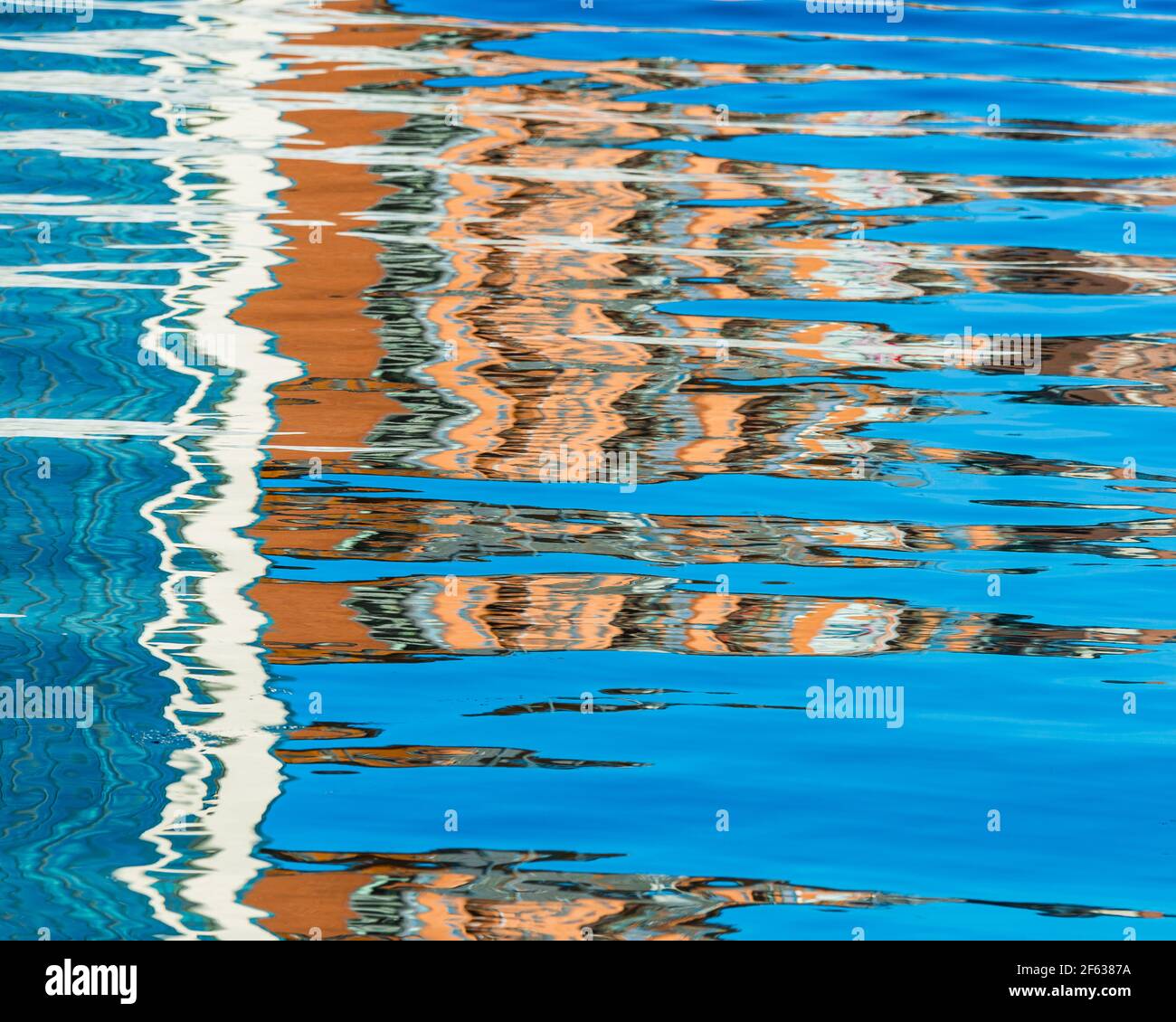 Reflections in buildings hi-res stock photography and images - Alamy