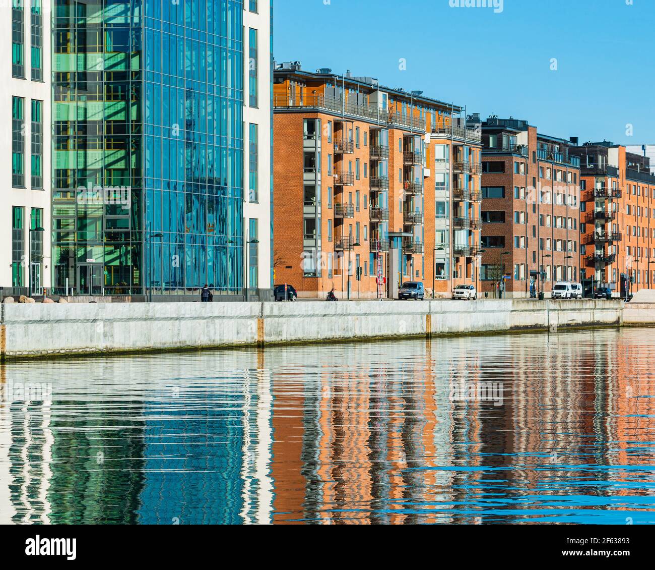 Buildings reflected in water hi-res stock photography and images - Alamy