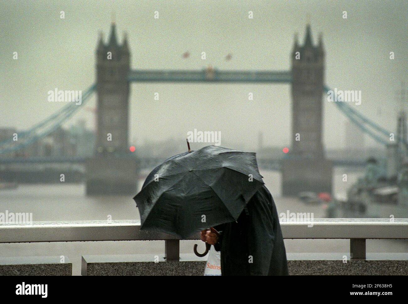 Raining in london hi-res stock photography and images - Alamy