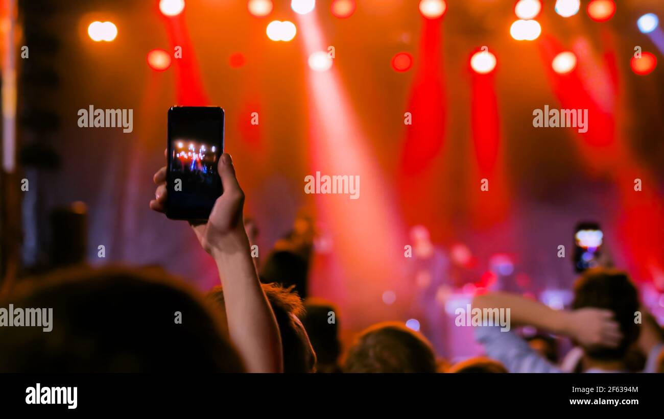 Smartphone photographer silhouette hi-res stock photography and images ...