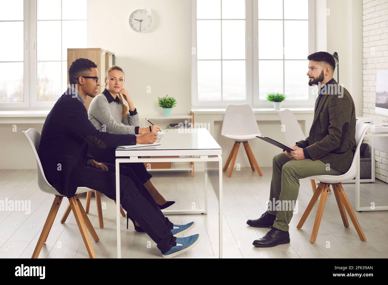 Interview meeting hi-res stock photography and images - Alamy