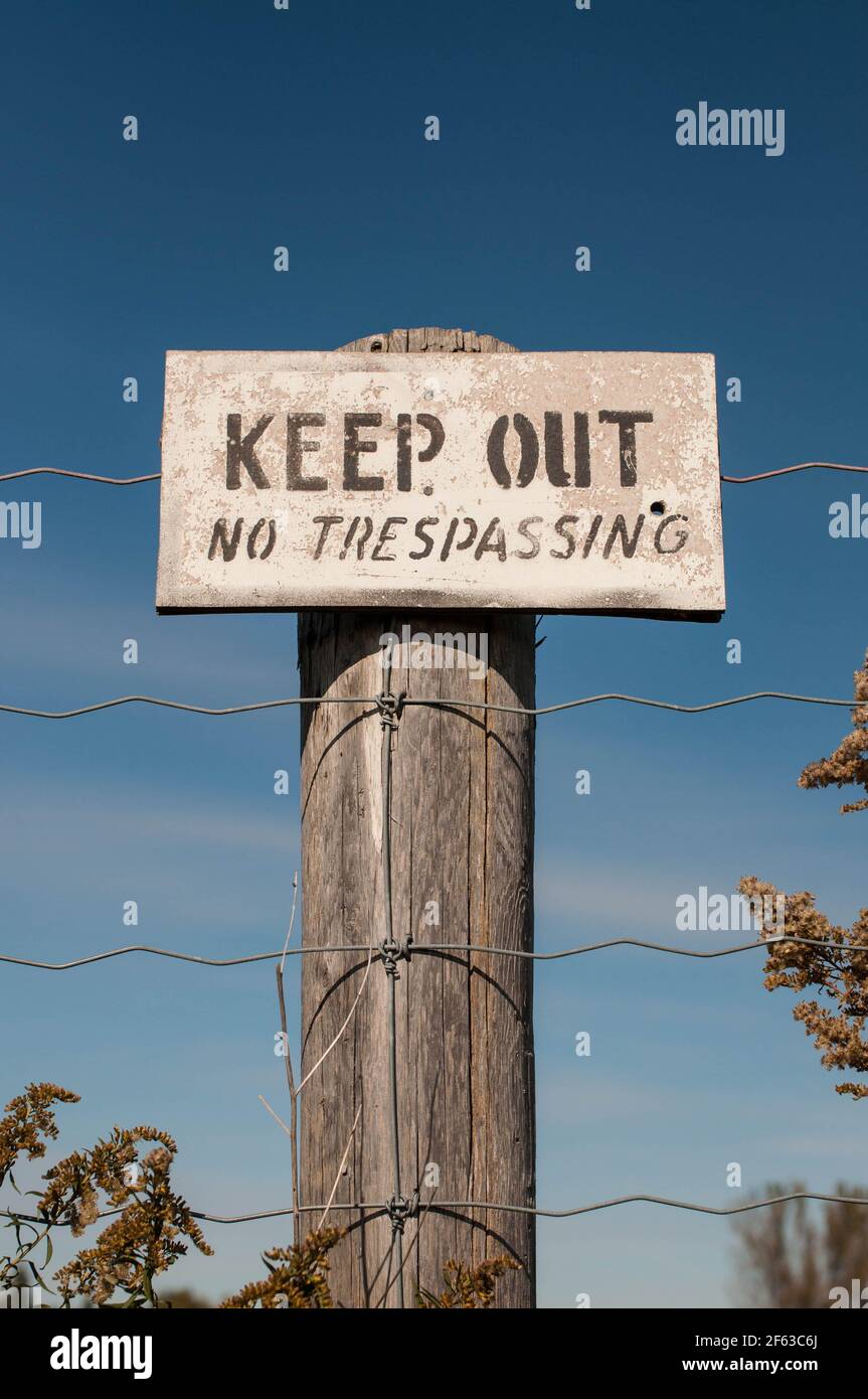 No trespassing warning sign hi-res stock photography and images - Alamy