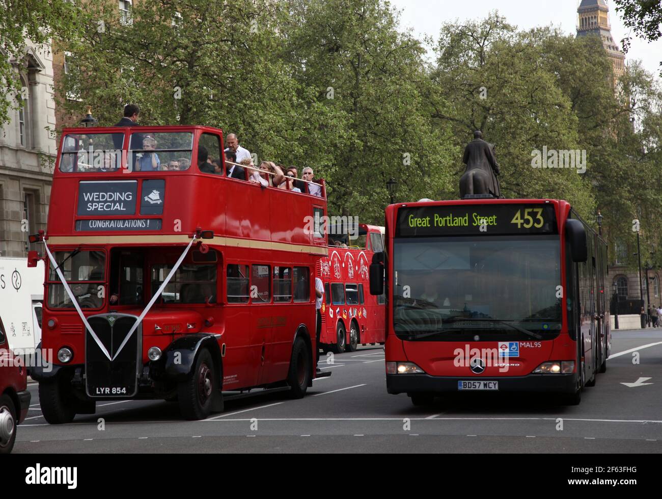 Open top bus london hi-res stock photography and images - Alamy