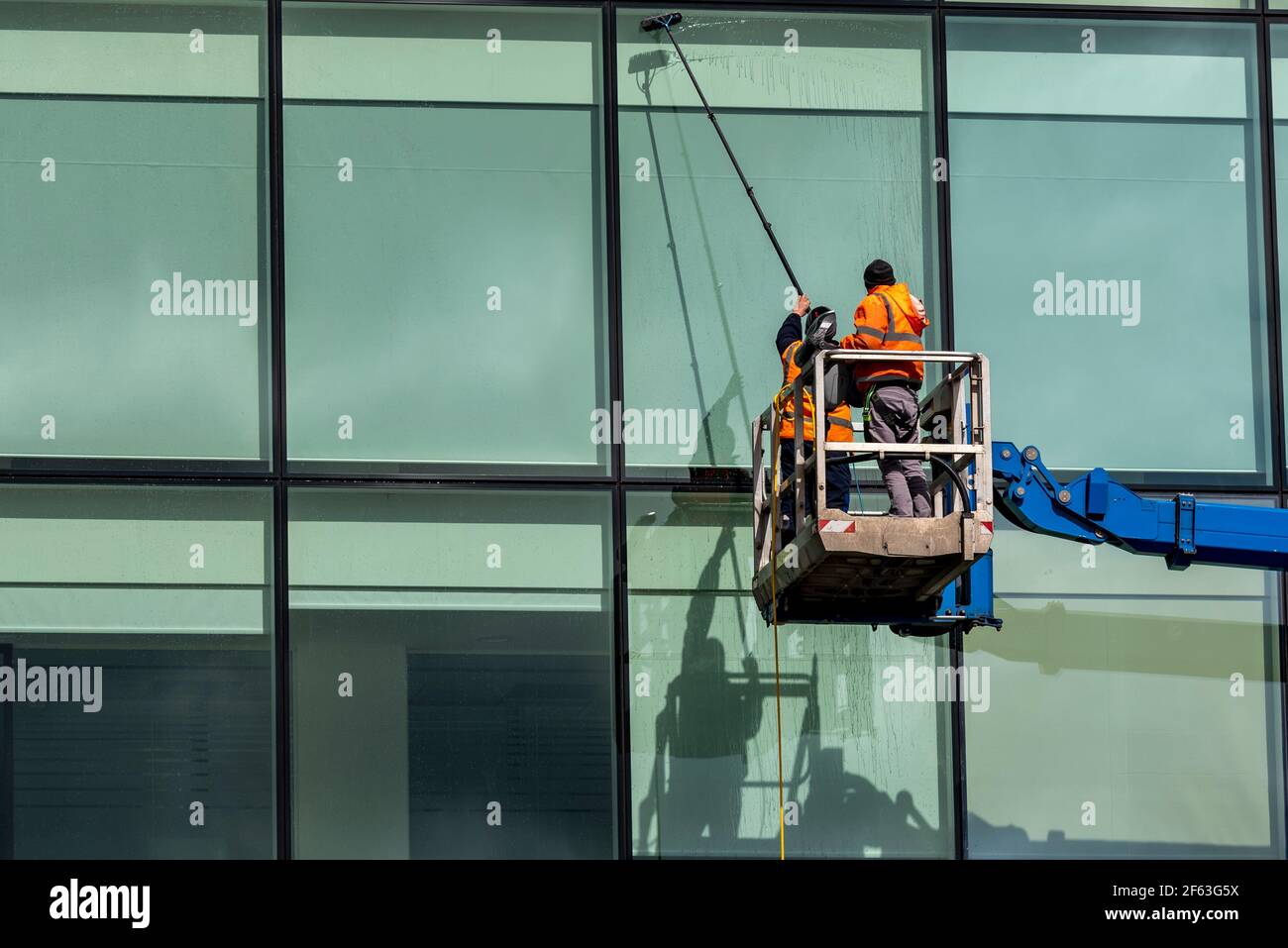 Window cleaning platform hi-res stock photography and images - Alamy