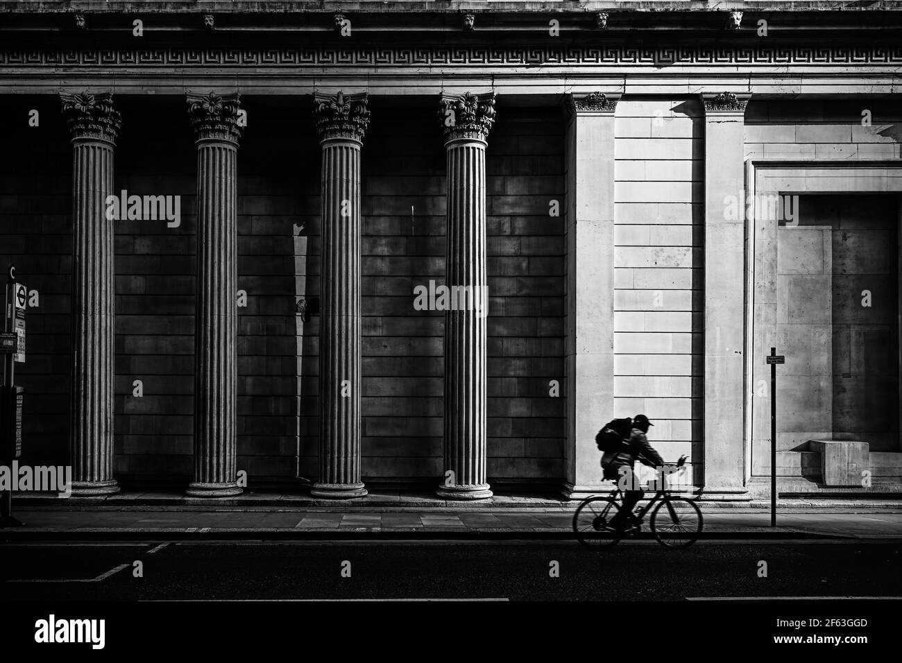 Buckingham palace post office hi-res stock photography and images - Alamy