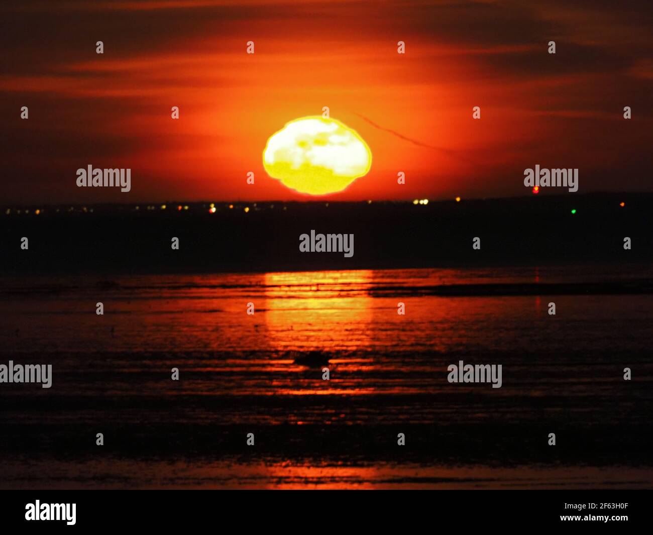 Warden Bay, Kent, UK. 29th March, 2021. UK Weather: the full super worm ...