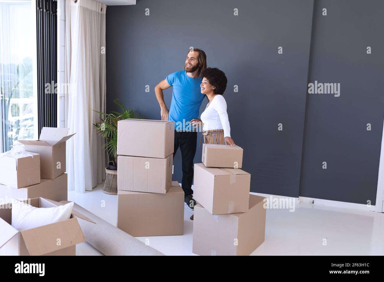 Happy couple moving house hi-res stock photography and images - Alamy