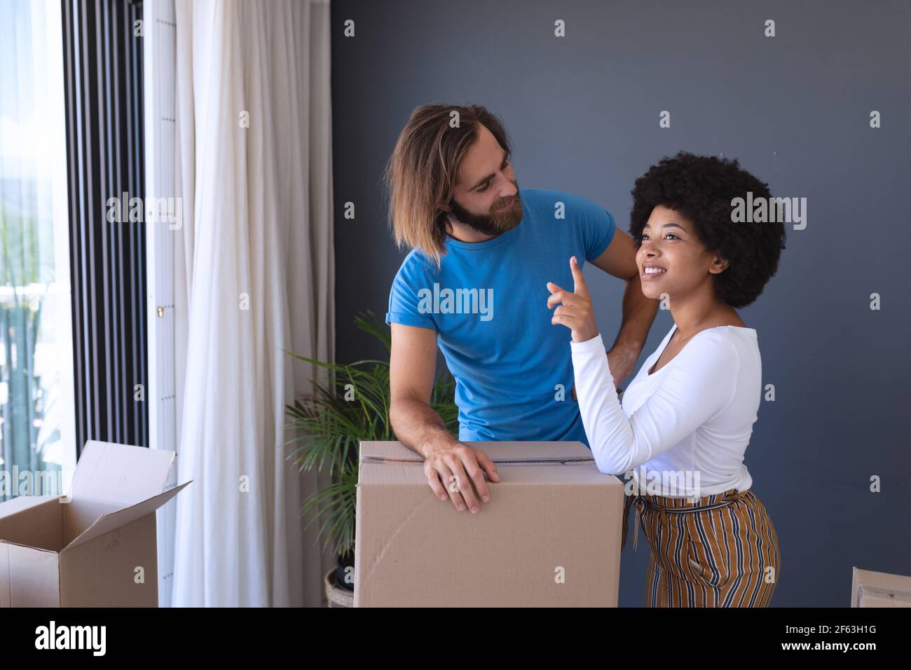 Happy couple moving house hi-res stock photography and images - Alamy