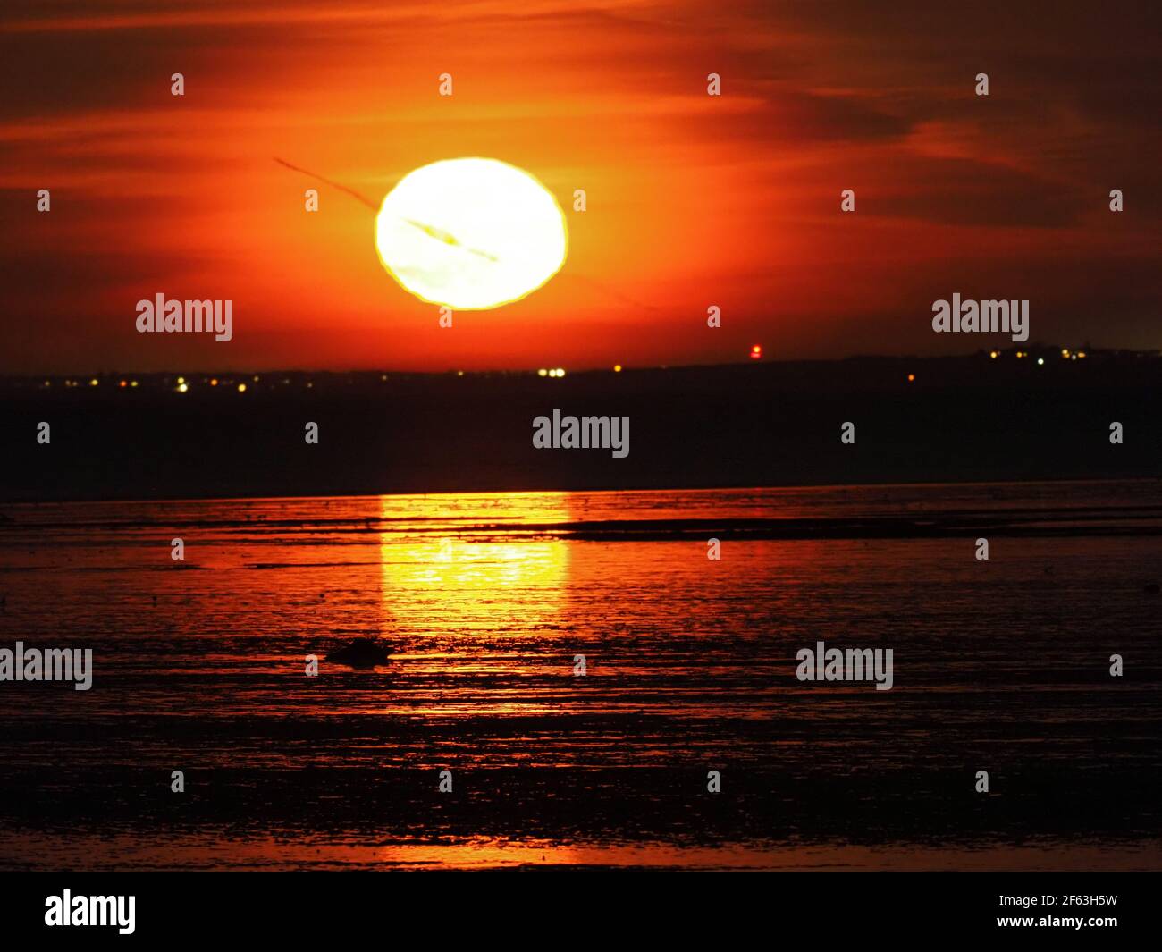 Warden Bay, Kent, UK. 29th March, 2021. UK Weather: the full super worm ...