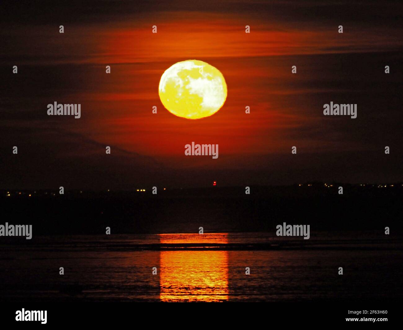 Warden Bay, Kent, UK. 29th March, 2021. UK Weather: the full super worm ...