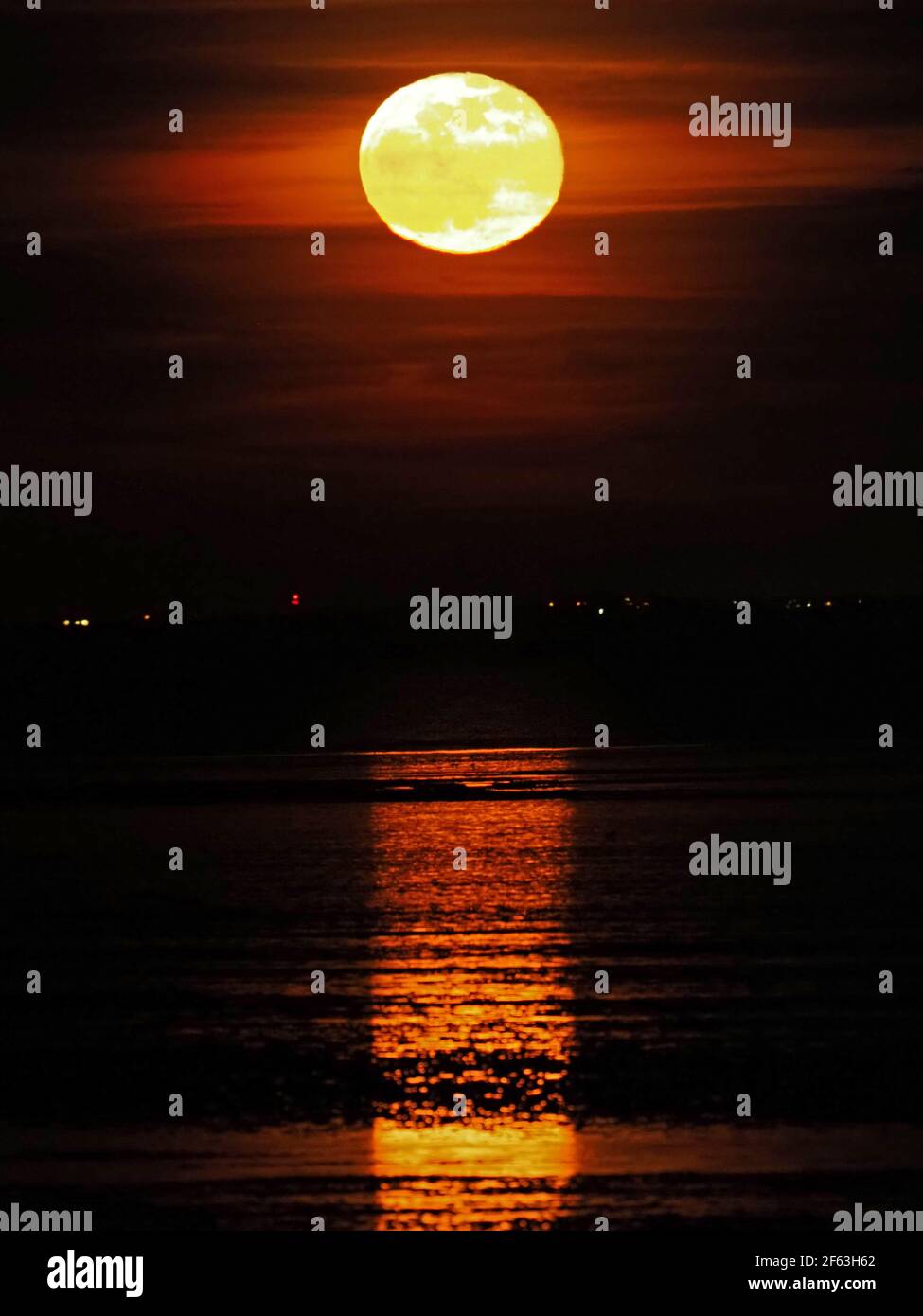 Warden Bay, Kent, UK. 29th March, 2021. UK Weather: the full super worm ...