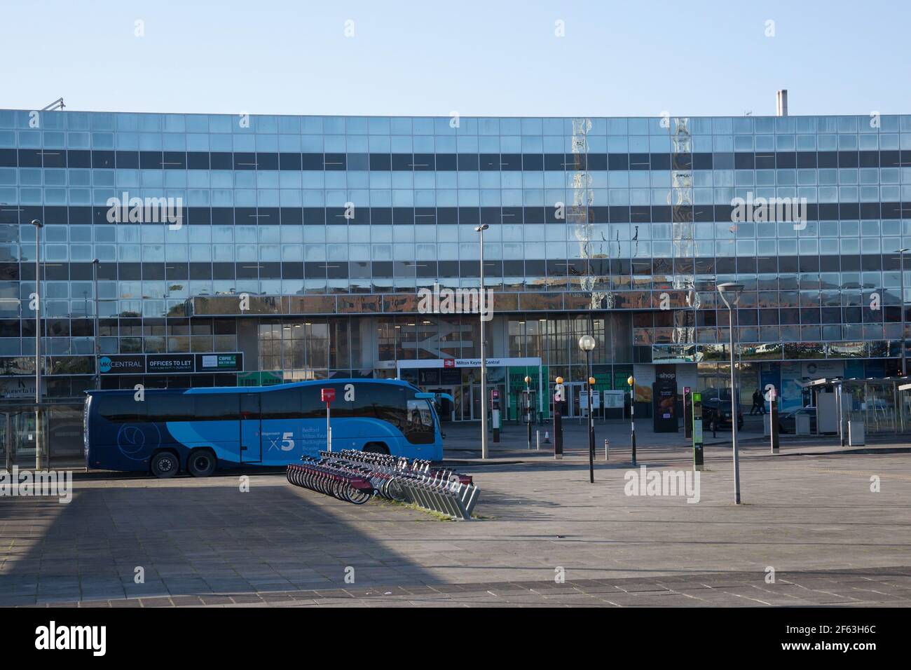 Milton keynes central railway station hi-res stock photography and ...