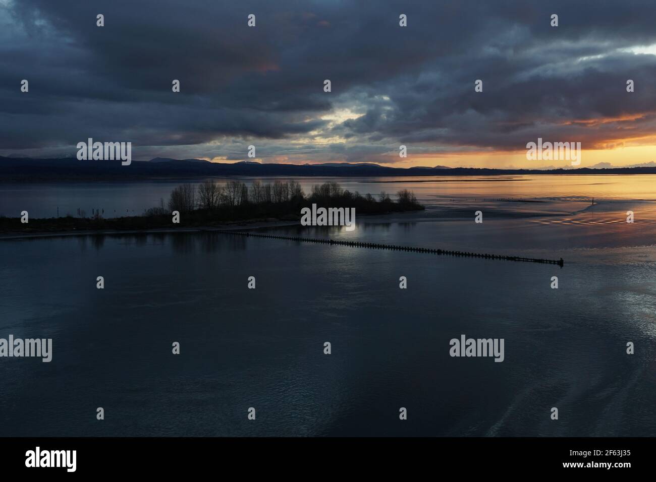 The riverbank and small island in the Columbia river connecting ...