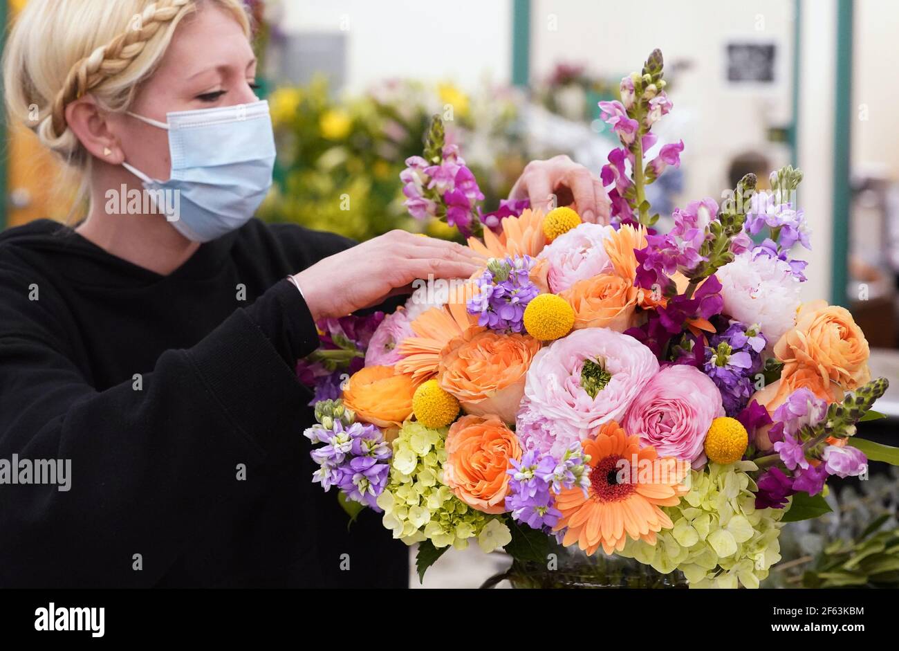 St. Louis, United States. 29th Mar, 2021. Floral arranger Amanda Lakey ...