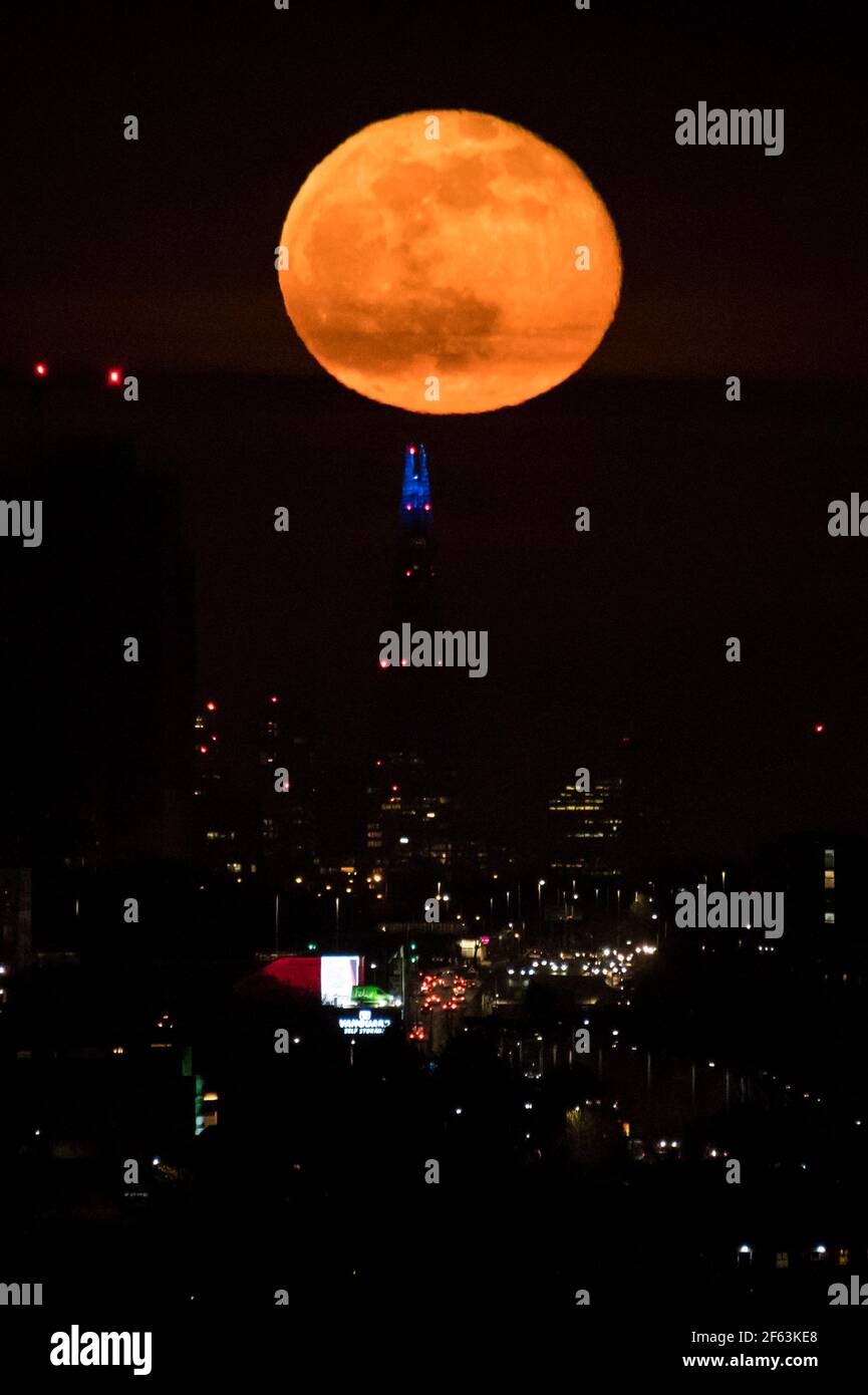 Full moon the shard hi-res stock photography and images - Alamy