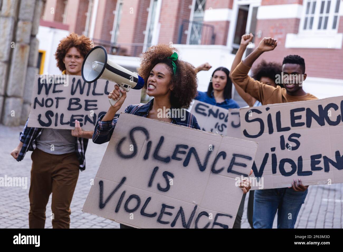 Protesters holding protest signs hi-res stock photography and images ...