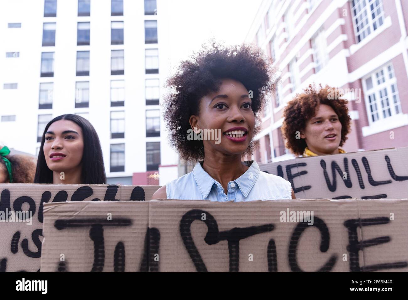 Protesters holding protest signs hi-res stock photography and images ...