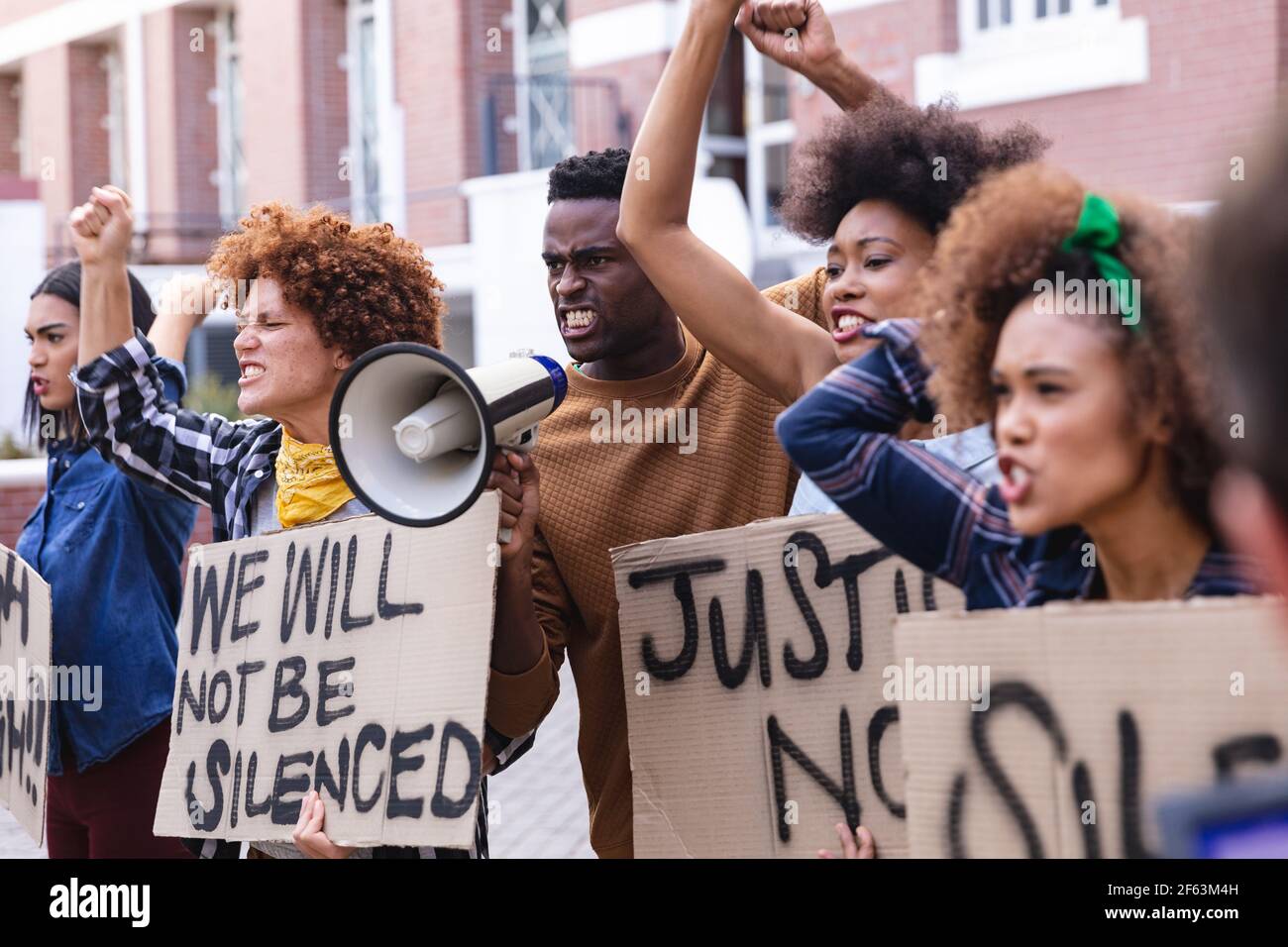 Protesters holding protest signs hi-res stock photography and images ...