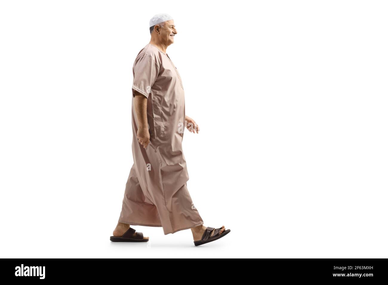 Full length profile shot of a mature muslim man in traditional clothes ...