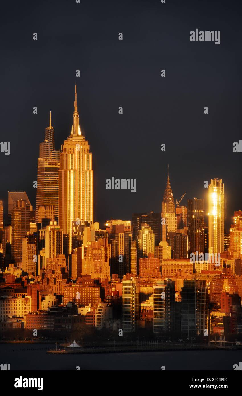 Nyc at sunset hi-res stock photography and images - Alamy