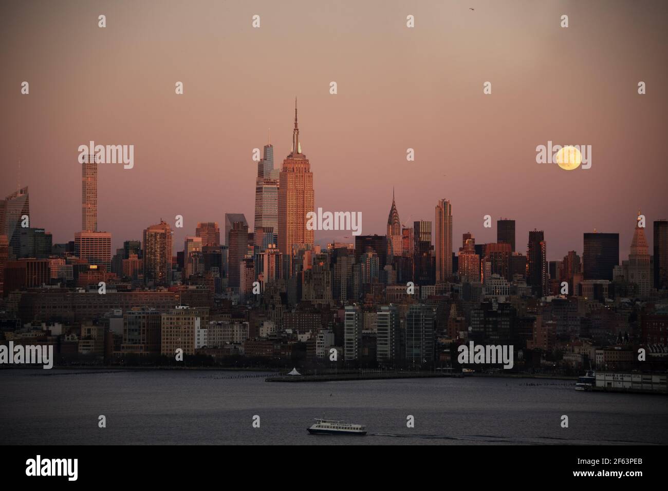 Moonrise over water hi-res stock photography and images - Alamy