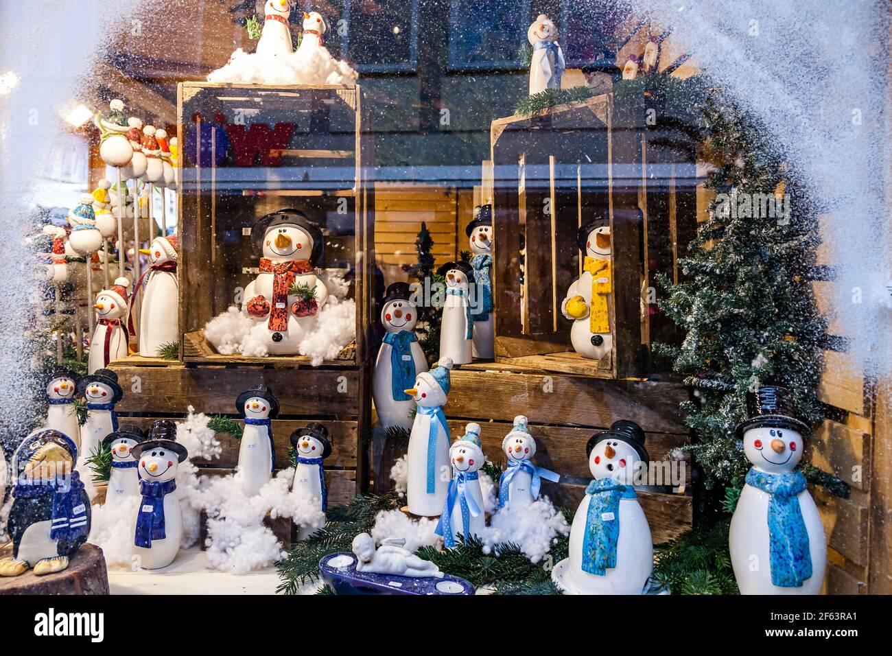 snowmen on display; shop window filled with snowman of all sizes Stock ...