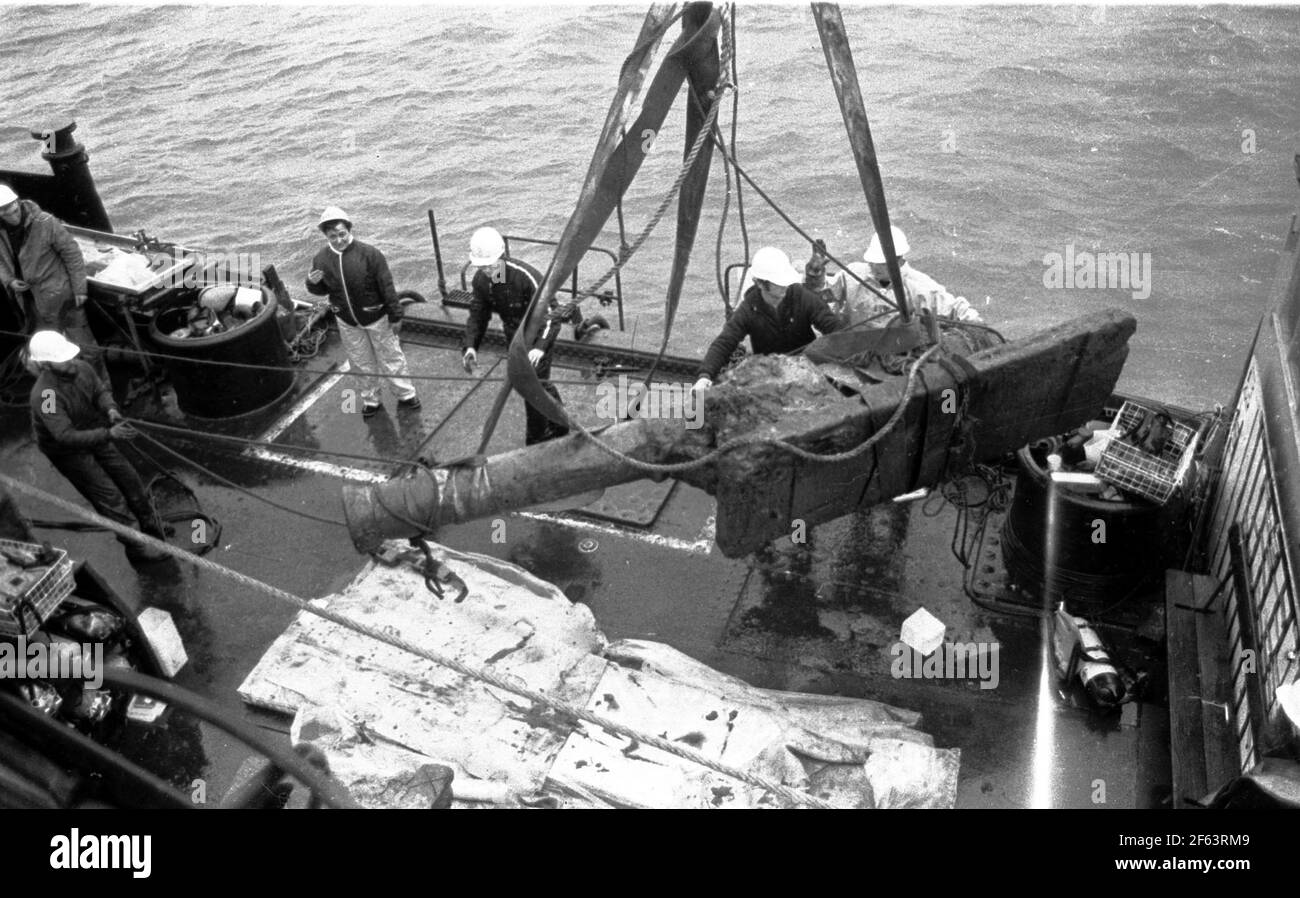 A BRONZE GUN IS HAULED ABOARD THE MARY ROSE SALVAGE SHIP SLEIPNER. PIC ...