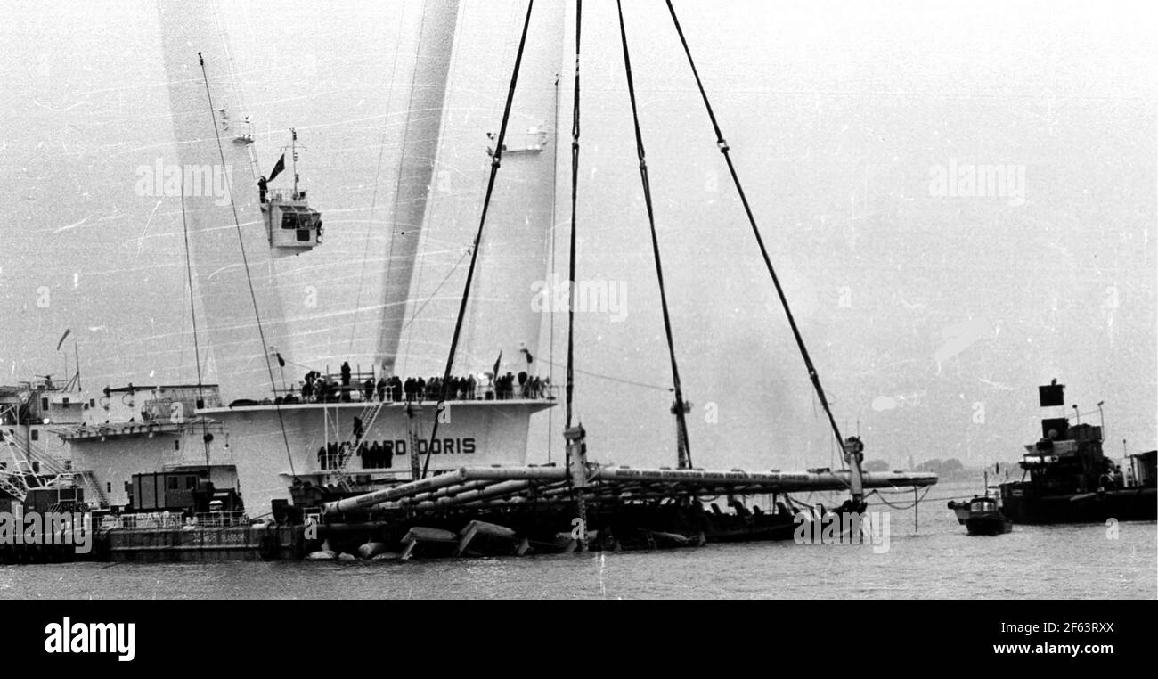 THE MARY ROSE IS RAISED FROM THE SEA BED OFF PORTSMOUTH, PIC MIKE ...