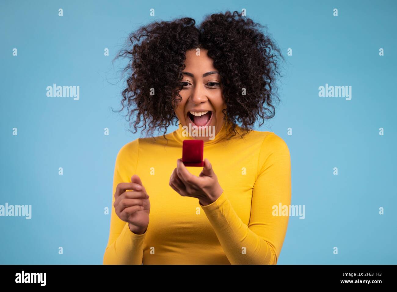 Woman engagement ring screaming hi-res stock photography and images - Alamy