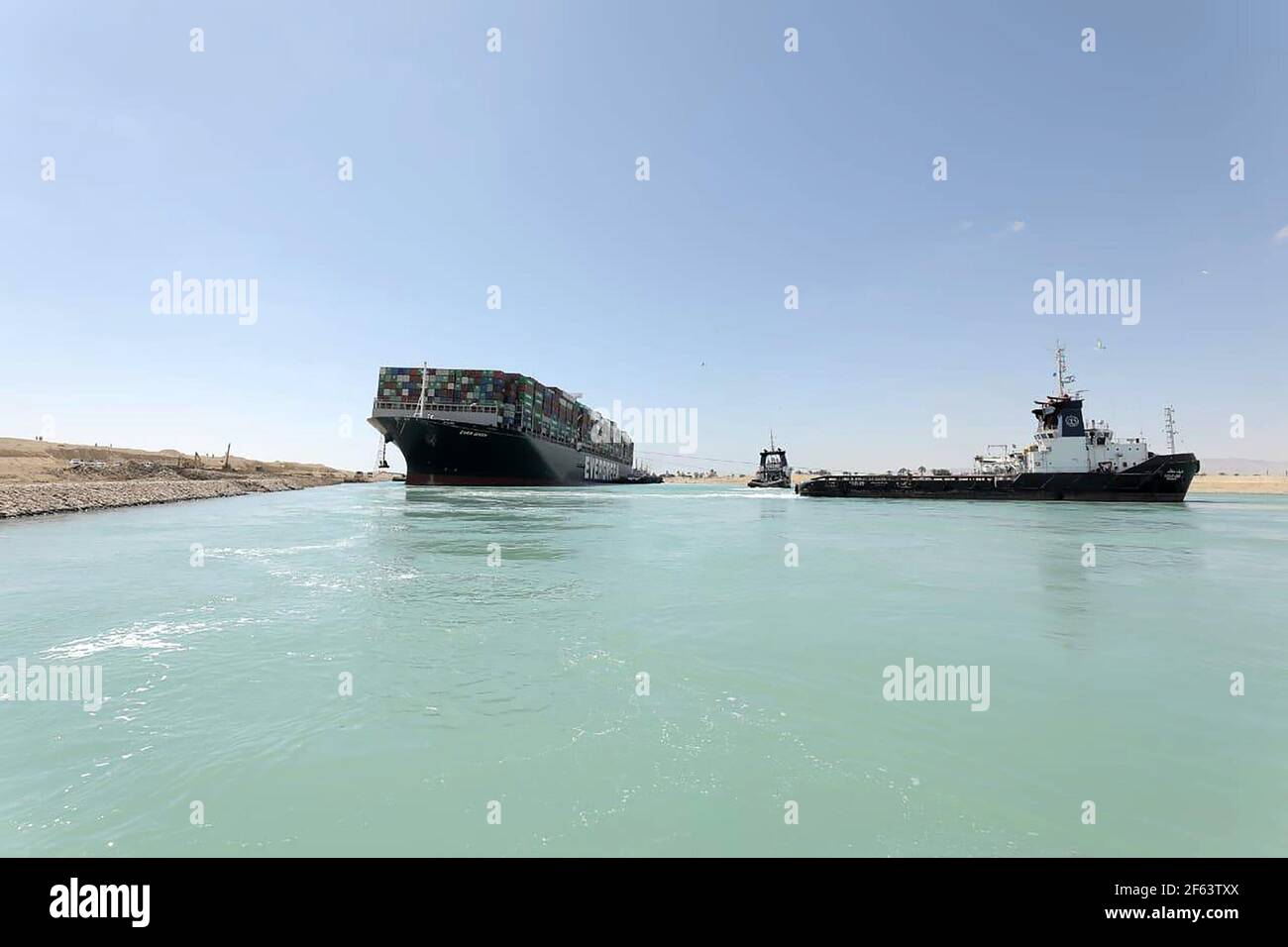 Ever given ship stuck in suez canal hi-res stock photography and images ...