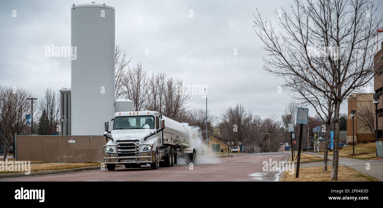Vapor rolling off a truck as liquid O2 is unloaded into a storage tank ...