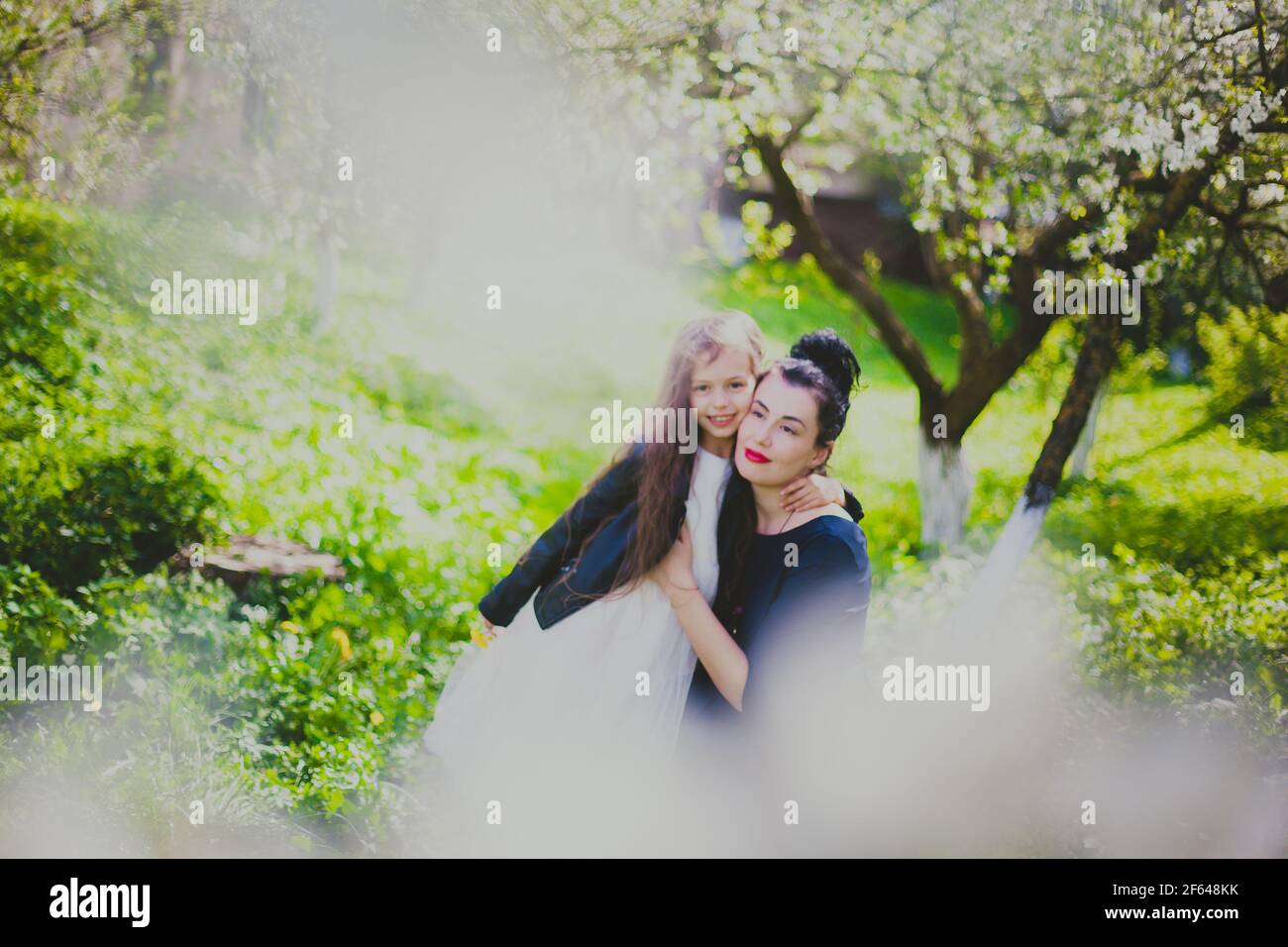 Family hug candid hi-res stock photography and images - Alamy