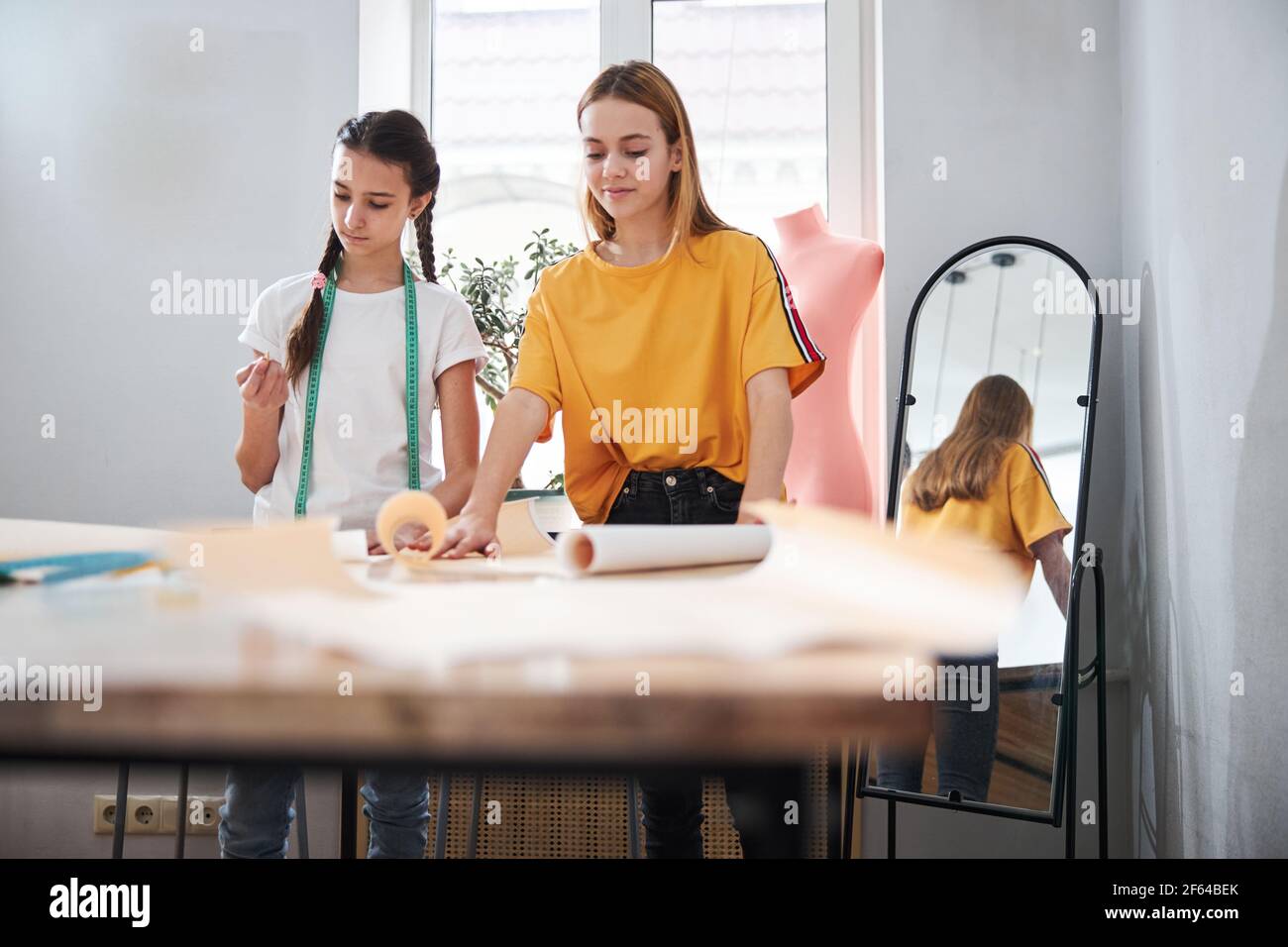 Girls working tailor workshop hi-res stock photography and images - Alamy