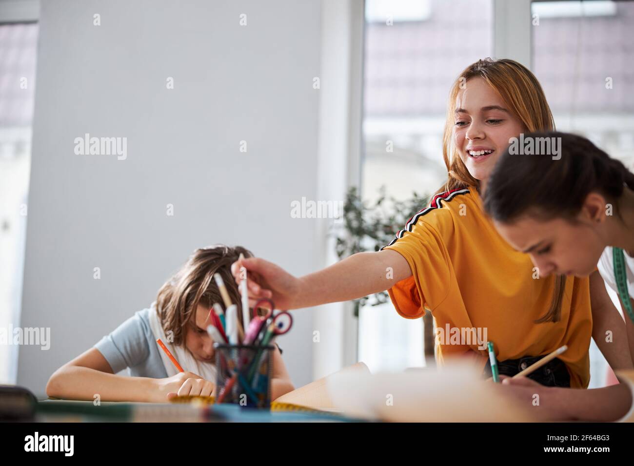 Girls working tailor workshop hi-res stock photography and images - Alamy