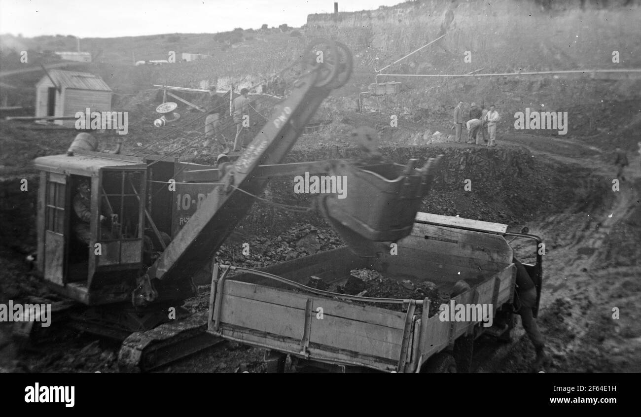 A steam shovel loading coal at McLeans Mine, Ohai, New Zealand, 1950 ...