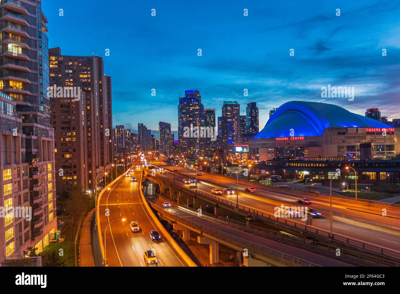 Toronto city skyline lights night hi-res stock photography and images ...