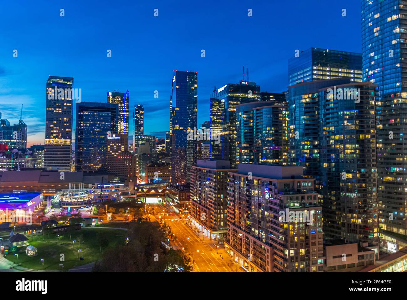 Toronto city skyline lights night hi-res stock photography and images ...