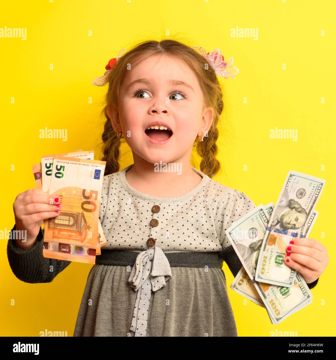 A beautiful girl is surprised by so much money, a child and big money ...